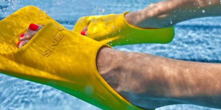 Cómo Nadar con Aletas: Beneficios + Ejercicios para Mejorar en Piscina