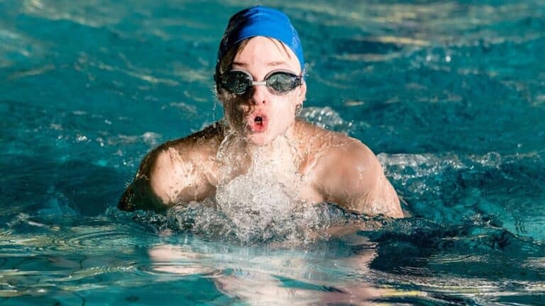 Cómo Nadar con Aletas: Beneficios + Ejercicios para Mejorar en Piscina